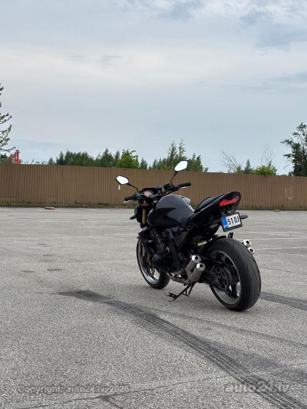 Melns Kawasaki Z1000 2007 Tartu, ar dzinēja tilpumu 0.95 L un nobraukumu 69 tūkst. km par 3890 €, foto 4 vietnē AUTOMOTO.COM.LV