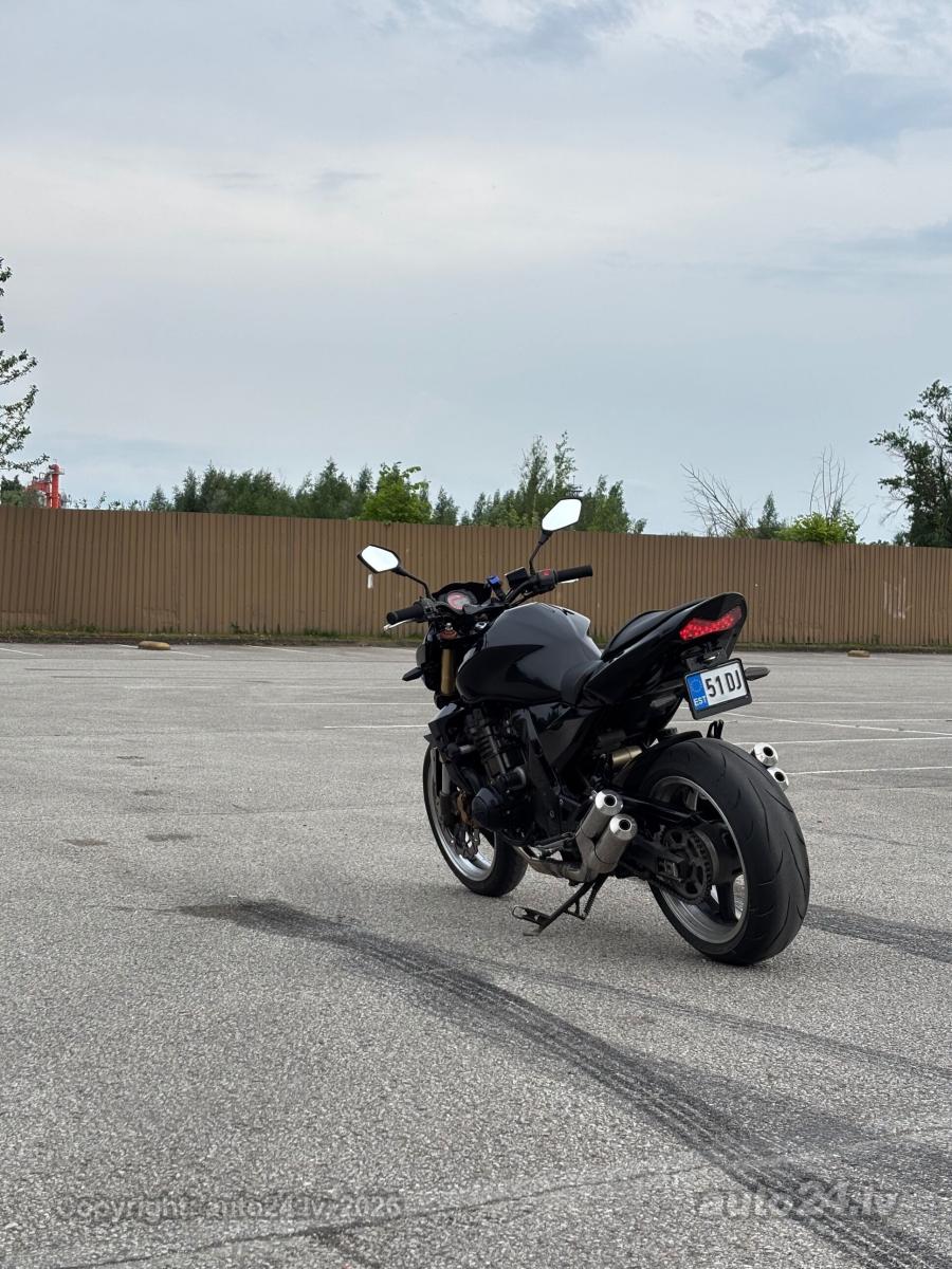 Black Kawasaki Z1000 2007 in Tartu, with an engine capacity of 0.95 L and mileage of 69 thousand km for 3890 €, photo 5 on AUTOMOTO.COM.LV