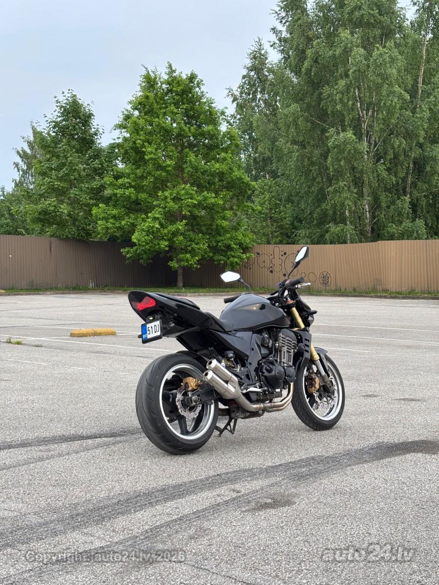 Black Kawasaki Z1000 2007 in Tartu, with an engine capacity of 0.95 L and mileage of 69 thousand km for 3890 €, photo 6 on AUTOMOTO.COM.LV
