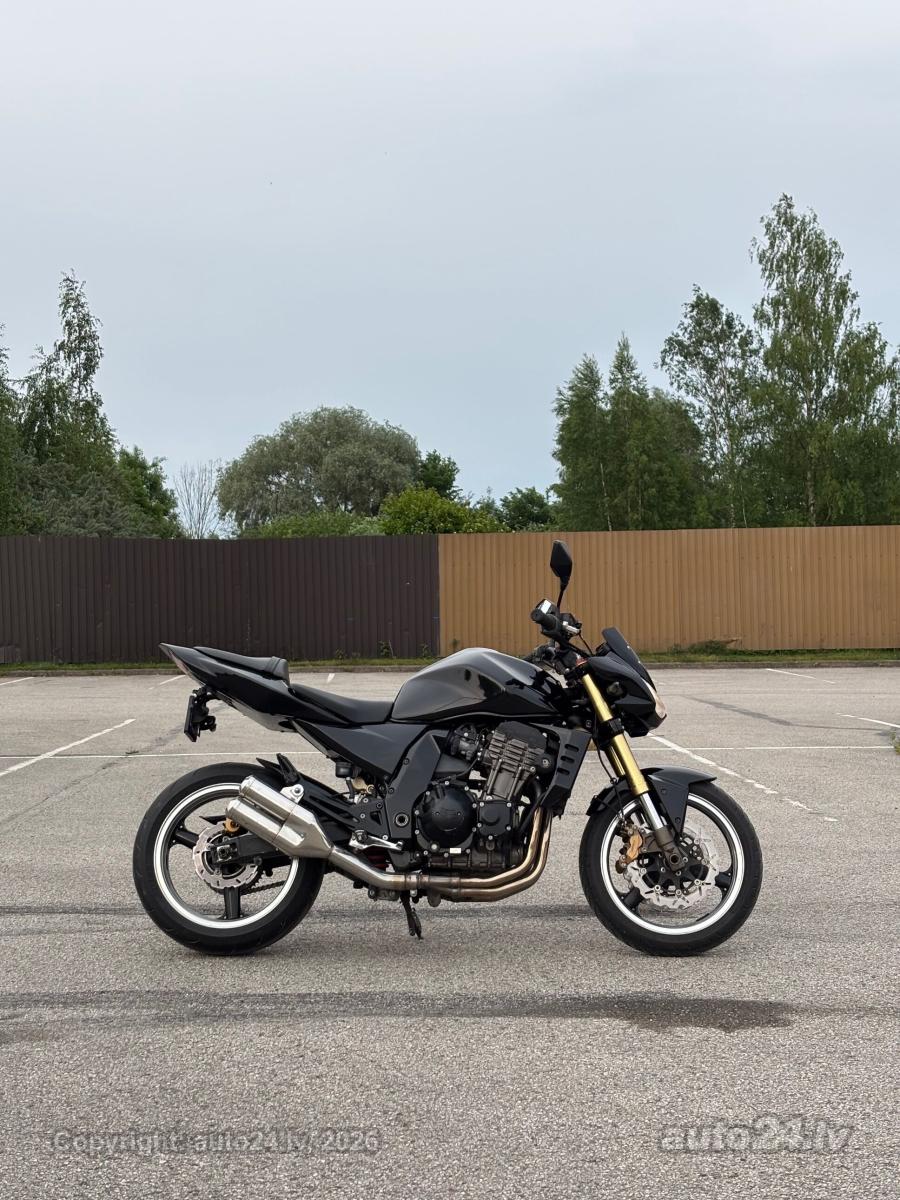 Black Kawasaki Z1000 2007 in Tartu, with an engine capacity of 0.95 L and mileage of 69 thousand km for 3890 €, photo 7 on AUTOMOTO.COM.LV