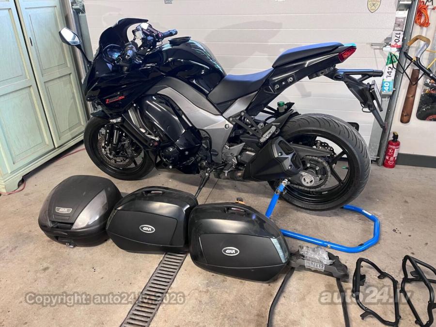 Black Kawasaki Z1000 2011 in Paide, with an engine capacity of 1.04 L and mileage of 47 thousand km for 6555 €, photo 3 on AUTOMOTO.COM.LV