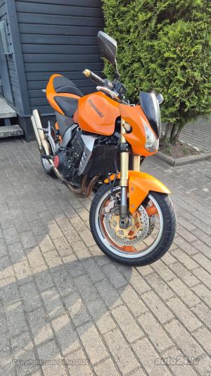 Kawasaki Z1000 2003 Tartu, ar dzinēja tilpumu 0.95 L un nobraukumu 34 tūkst. km par 4000 €, foto  vietnē AUTOMOTO.COM.LV