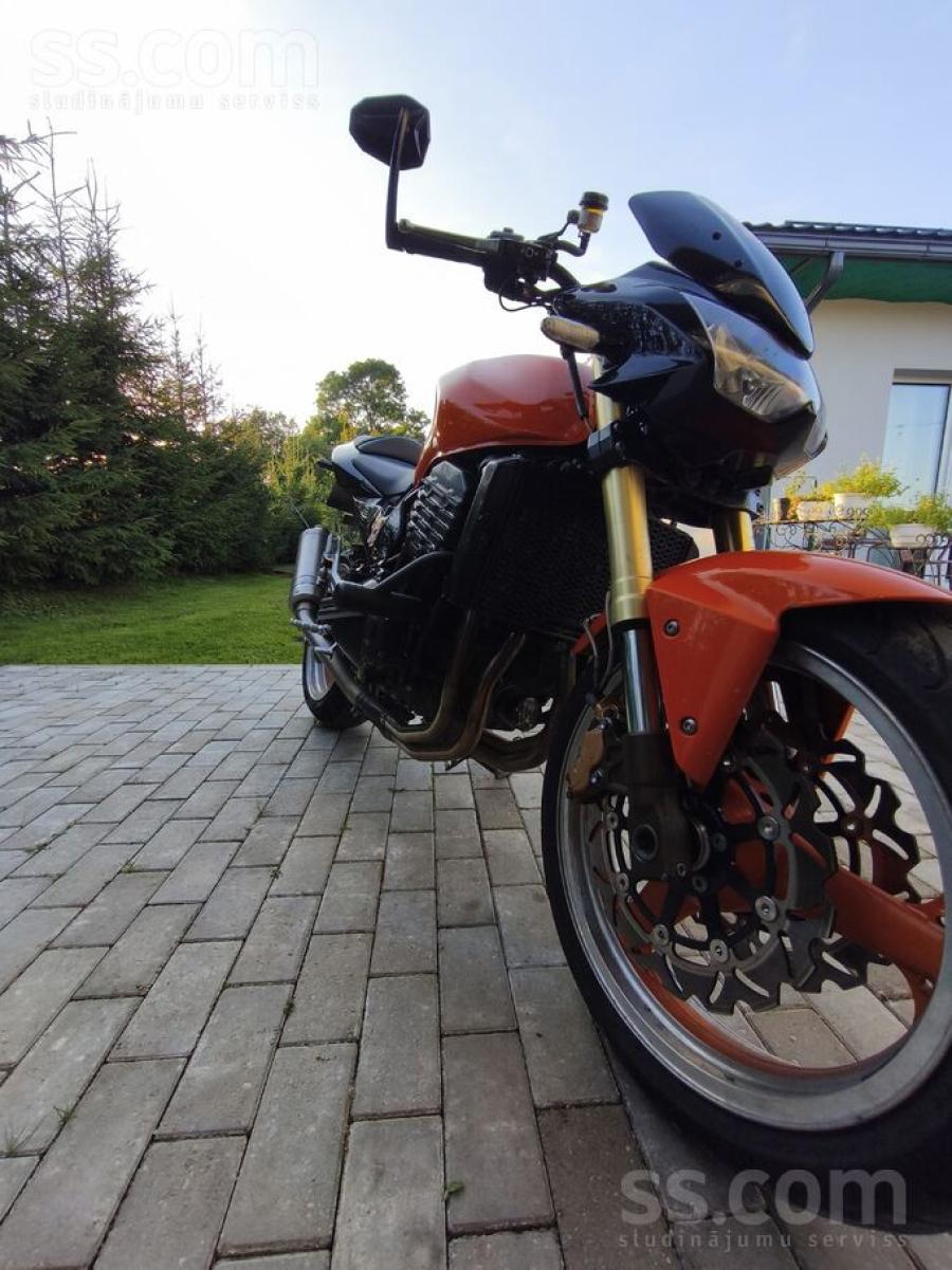 Kawasaki Z1000 2003 in Riga, with an engine capacity of 1.00 L and mileage of 0 thousand km for 2800 €, photo 4 on AUTOMOTO.COM.LV