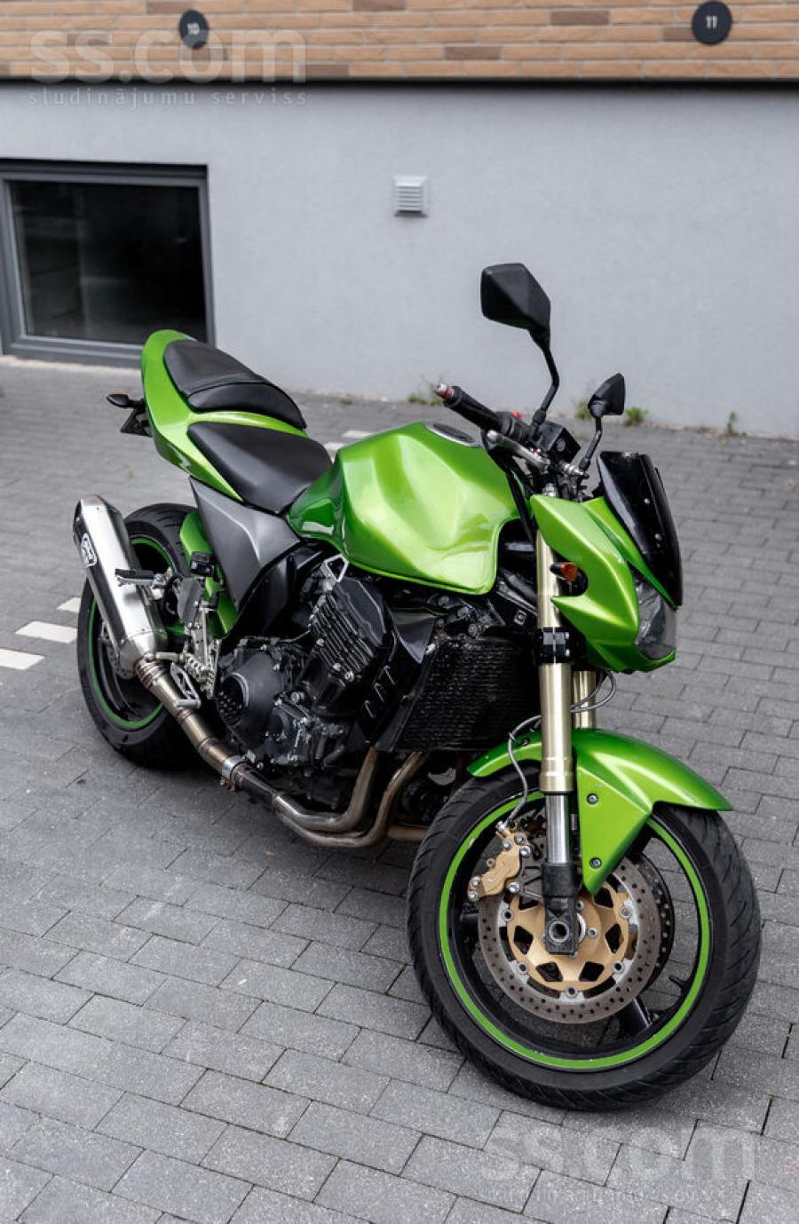 Kawasaki Z1000 2003 in Riga, with an engine capacity of 1.00 L and mileage of 0 thousand km for 3100 €, photo 3 on AUTOMOTO.COM.LV