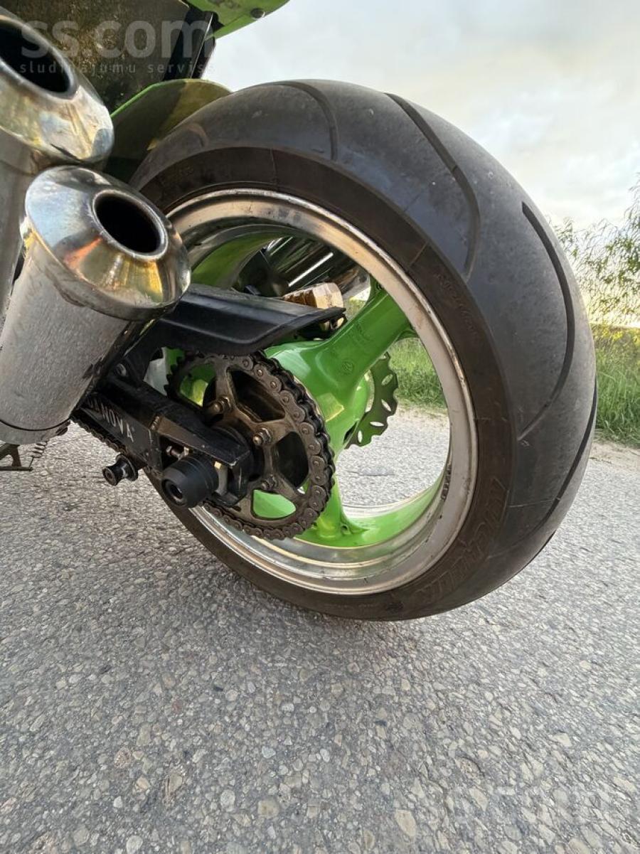 Kawasaki Z1000 2004 in Daugavpils, with an engine capacity of 1.00 L and mileage of 0 thousand km for 3900 €, photo 5 on AUTOMOTO.COM.LV