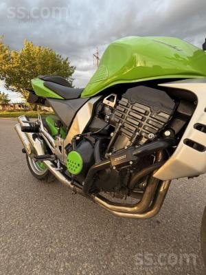 Kawasaki Z1000 2004 in Daugavpils, with an engine capacity of 1.00 L and mileage of 0 thousand km for 3900 €, photo 8 on AUTOMOTO.COM.LV