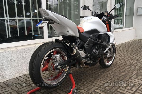 White Kawasaki Z1000 2008 in Tallinn, with an engine capacity of 0.95 L and mileage of 53 thousand km for 4990 €, photo 3 on AUTOMOTO.COM.LV