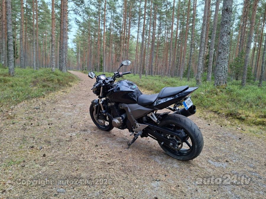 Black Kawasaki Z750 2004 in Tallinn, with an engine capacity of 0.75 L and mileage of 60 thousand km for 2900 €, photo 8 on AUTOMOTO.COM.LV