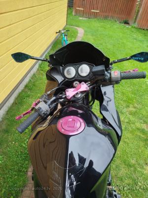 Black Kawasaki Z750 2005 in Tallinn, with an engine capacity of 0.75 L and mileage of 67 thousand km for 2400 €, photo 6 on AUTOMOTO.COM.LV