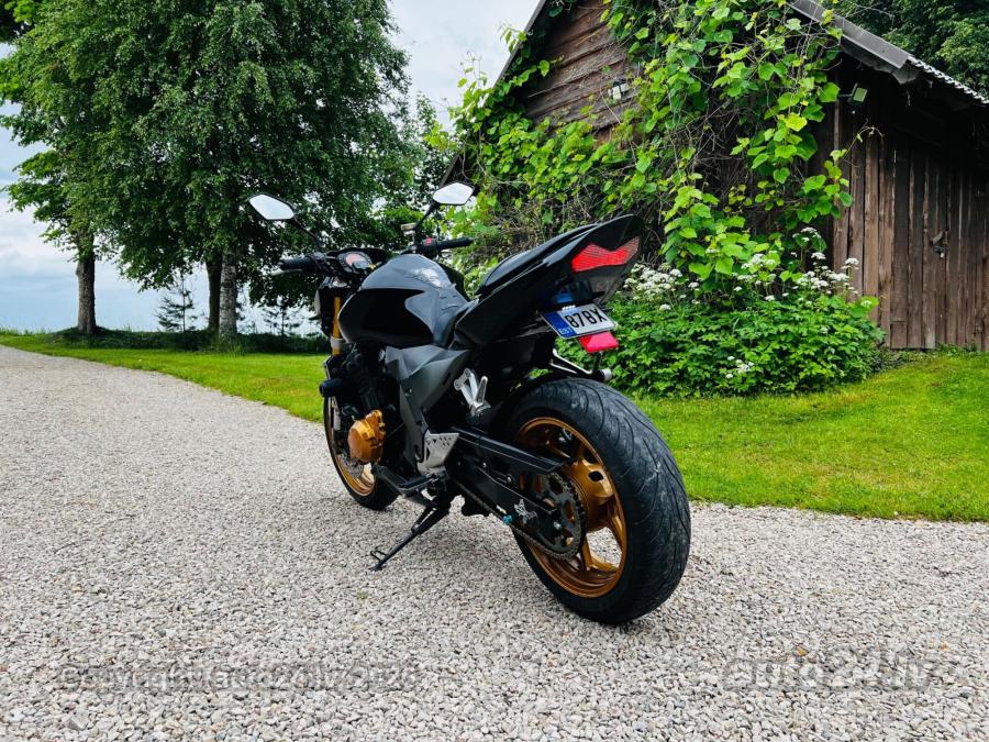 Black Kawasaki Z750 2005 in Tartu, with an engine capacity of 0.75 L and mileage of 61 thousand km for 3000 €, photo 4 on AUTOMOTO.COM.LV