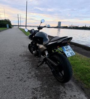 Melns Kawasaki Z750 2005 Rīga, ar dzinēja tilpumu 0.80 L un nobraukumu 19 tūkst. km par 2990 €, foto 1 vietnē AUTOMOTO.COM.LV