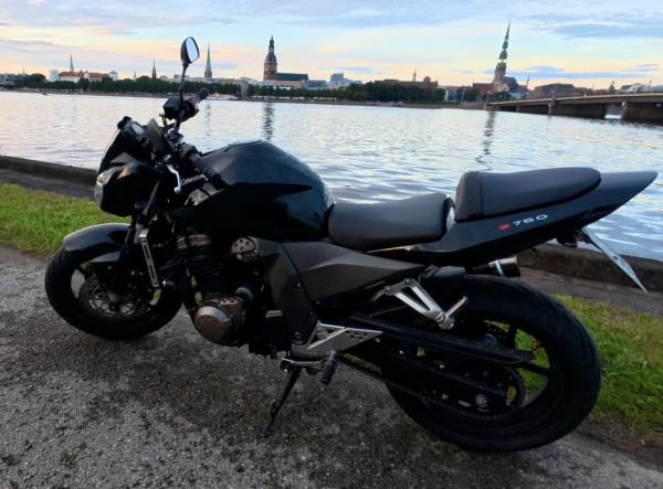 Melns Kawasaki Z750 2005 Rīga, ar dzinēja tilpumu 0.80 L un nobraukumu 18 tūkst. km par 3500 €, foto 5 vietnē AUTOMOTO.COM.LV