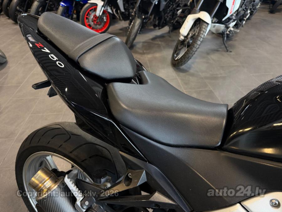 Black Kawasaki Z750 2007 in Tallinn, with an engine capacity of 0.75 L and mileage of 54 thousand km for 3290 €, photo 7 on AUTOMOTO.COM.LV