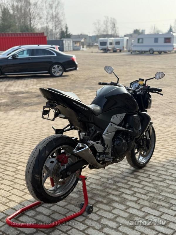 Black Kawasaki Z750 2009 in Parnu, with an engine capacity of 0.75 L and mileage of 28 thousand km for 3990 €, photo 6 on AUTOMOTO.COM.LV