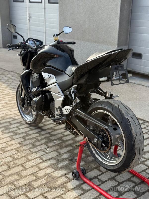 Black Kawasaki Z750 2009 in Parnu, with an engine capacity of 0.75 L and mileage of 28 thousand km for 3990 €, photo 7 on AUTOMOTO.COM.LV