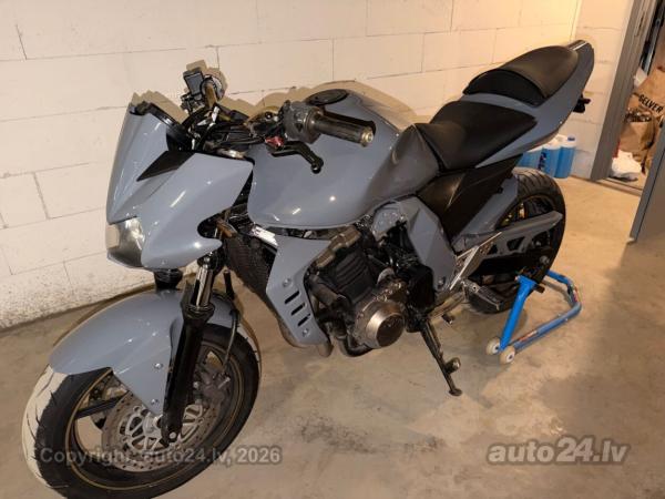 Pelēks Kawasaki Z750 2004 Tallina, ar dzinēja tilpumu 0.75 L un nobraukumu 65 tūkst. km par 3600 €, foto 3 vietnē AUTOMOTO.COM.LV