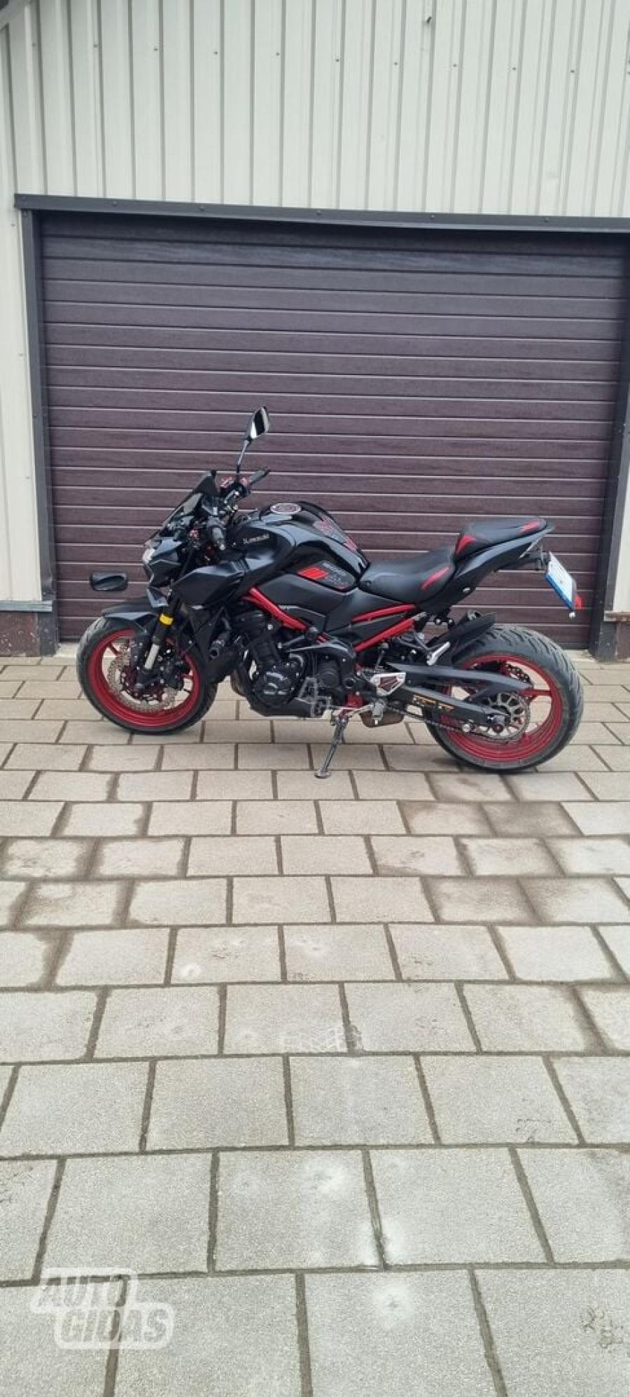 Черный Кавасаки Z900 2021 в Плунге, объемом двигателя 0.95 л и пробегом 13 тыс. км за 5900 €, фото 1 на AUTOMOTO.COM.LV