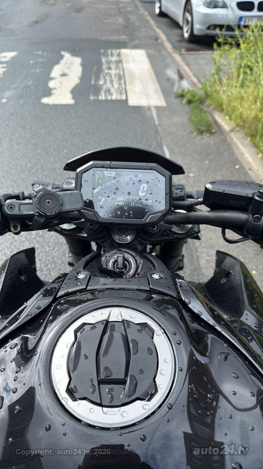 Black Kawasaki Z900 2024 in Tallinn, with an engine capacity of 0.90 L and mileage of 7 thousand km for 8996 €, photo 4 on AUTOMOTO.COM.LV