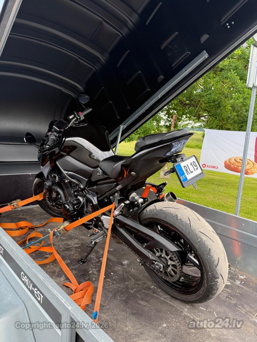Black Kawasaki Z900 2024 in Tallinn, with an engine capacity of 0.90 L and mileage of 7 thousand km for 8996 €, photo 5 on AUTOMOTO.COM.LV