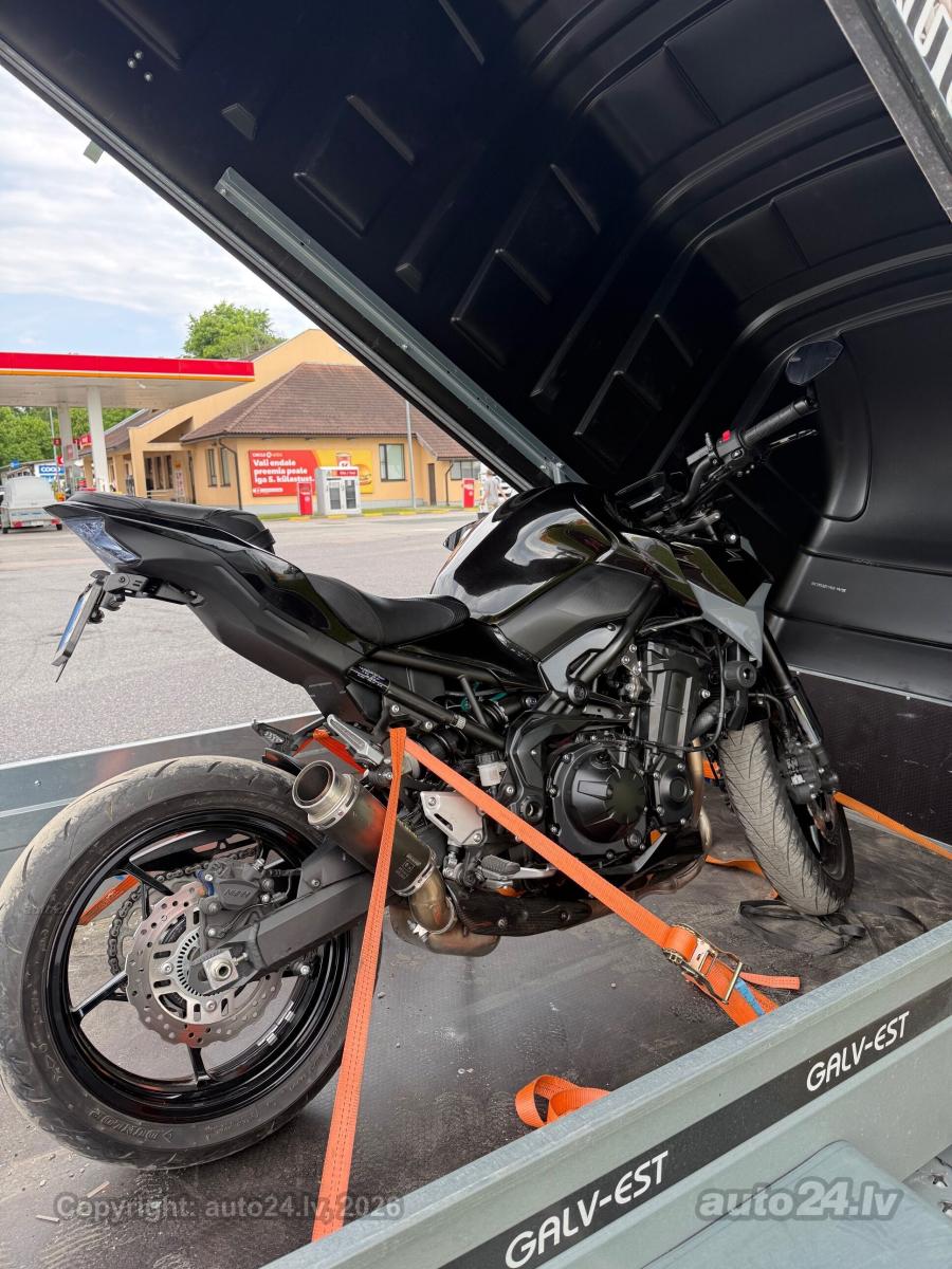 Black Kawasaki Z900 2024 in Tallinn, with an engine capacity of 0.90 L and mileage of 7 thousand km for 8996 €, photo 6 on AUTOMOTO.COM.LV