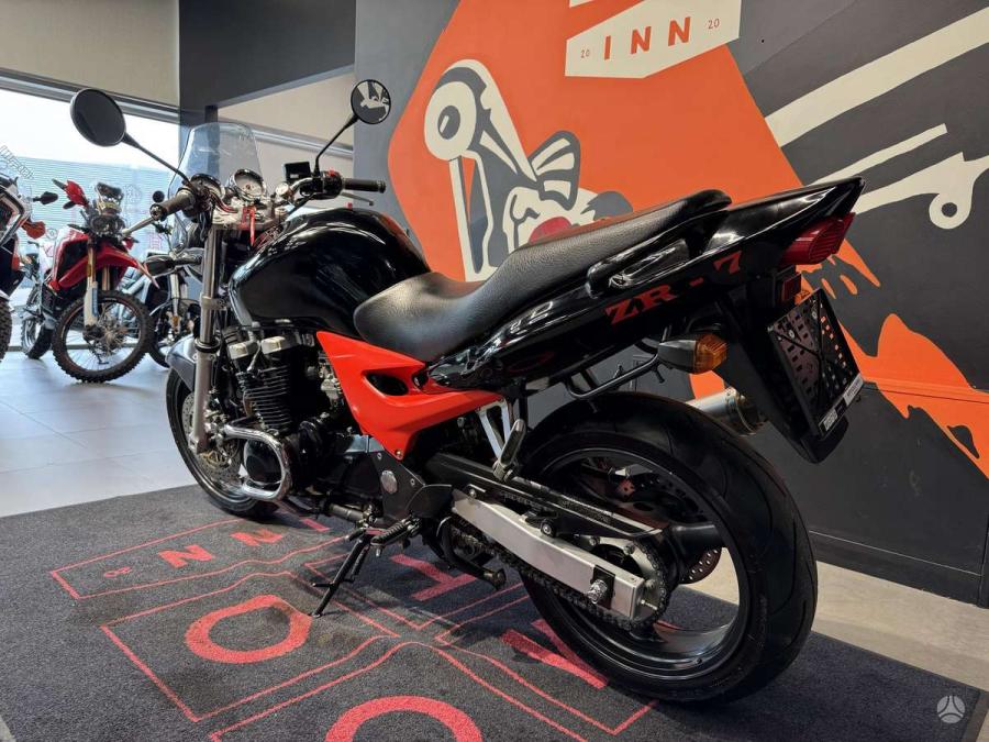 Melns Kawasaki ZR 2001 Viļņa, ar dzinēja tilpumu 0.75 L un nobraukumu 31 tūkst. km par 1599 €, foto 4 vietnē AUTOMOTO.COM.LV
