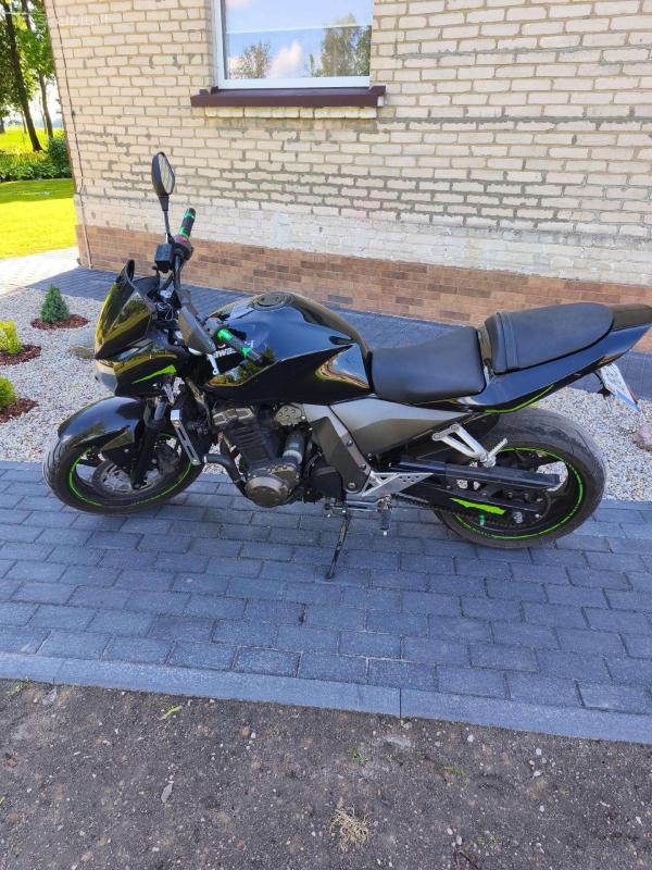 Black Kawasaki ZR 2004 in Joniskis, with an engine capacity of 0.75 L and mileage of 39 thousand km for 2300 €, photo 1 on AUTOMOTO.COM.LV