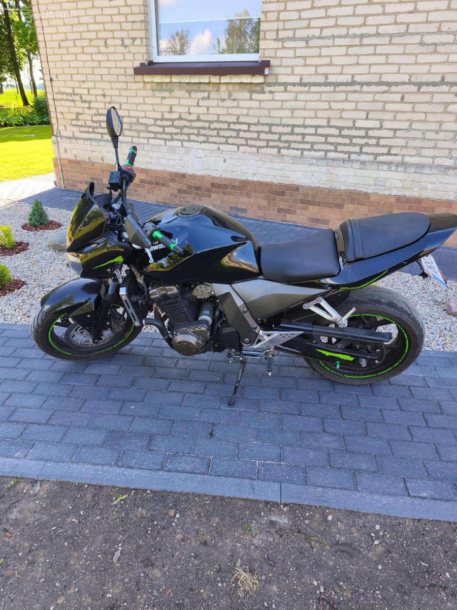 Black Kawasaki ZR 2004 in Joniskis, with an engine capacity of 0.75 L and mileage of 39 thousand km for 2300 €, photo 1 on AUTOMOTO.COM.LV