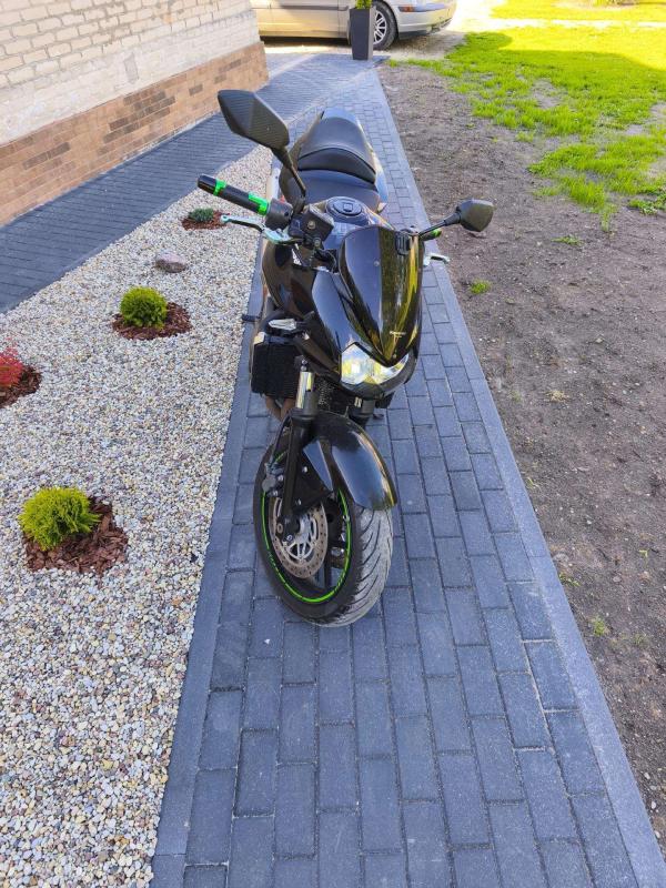 Black Kawasaki ZR 2004 in Joniskis, with an engine capacity of 0.75 L and mileage of 39 thousand km for 2300 €, photo 4 on AUTOMOTO.COM.LV