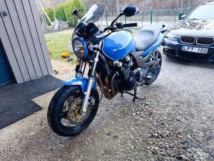 Zils Kawasaki ZR 2003 Viļņa, ar dzinēja tilpumu 0.75 L un nobraukumu 44 tūkst. km par 1650 €, foto  vietnē AUTOMOTO.COM.LV