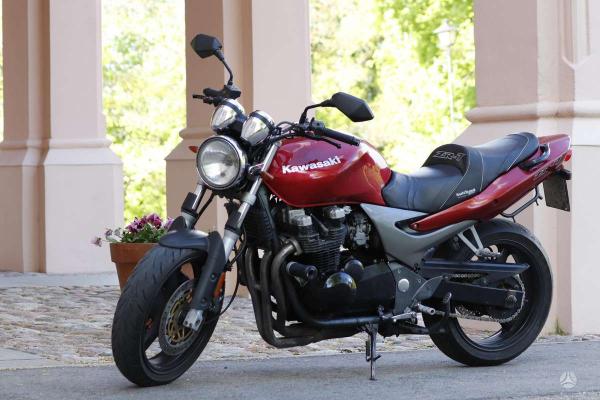 Красный Кавасаки ZR 2004 в Акмяне, объемом двигателя 0.74 л и пробегом 430 тыс. км за 1270 €, фото 1 на AUTOMOTO.COM.LV