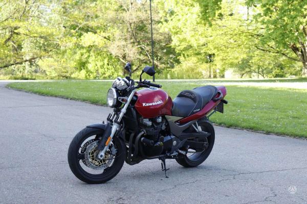 Красный Кавасаки ZR 2004 в Акмяне, объемом двигателя 0.74 л и пробегом 430 тыс. км за 1270 €, фото 3 на AUTOMOTO.COM.LV