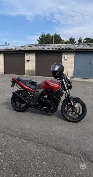 Sarkans Kawasaki ZR 2004 Šauļi, ar dzinēja tilpumu 0.75 L un nobraukumu 45 tūkst. km par 1450 €, foto  vietnē AUTOMOTO.COM.LV