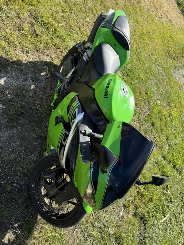 Kawasaki ZX 10R 2006 in Jelgava, with an engine capacity of 1.00 L and mileage of 0 thousand km for 4200 €, photo 3 on AUTOMOTO.COM.LV