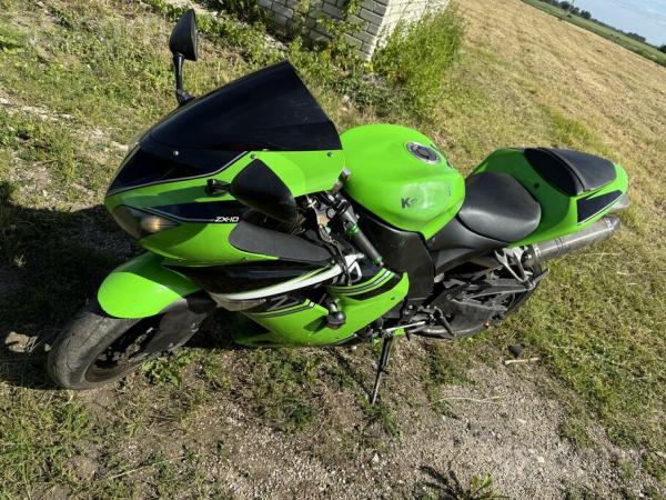 Kawasaki ZX 10R 2006 in Jelgava, with an engine capacity of 1.00 L and mileage of 0 thousand km for 4200 €, photo 9 on AUTOMOTO.COM.LV