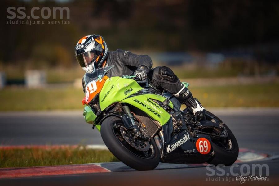 Kawasaki ZX 10R 2012 in Riga, with an engine capacity of 1.00 L and mileage of 0 thousand km for 5500 €, photo 1 on AUTOMOTO.COM.LV