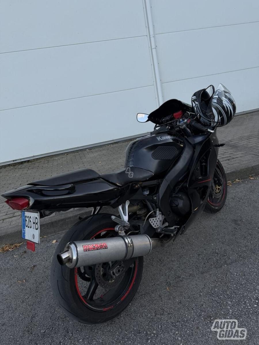 Melns Kawasaki Zx-6R 1999 Kauņa, ar dzinēja tilpumu 0.60 L un nobraukumu 40 tūkst. km par 1250 €, foto 1 vietnē AUTOMOTO.COM.LV