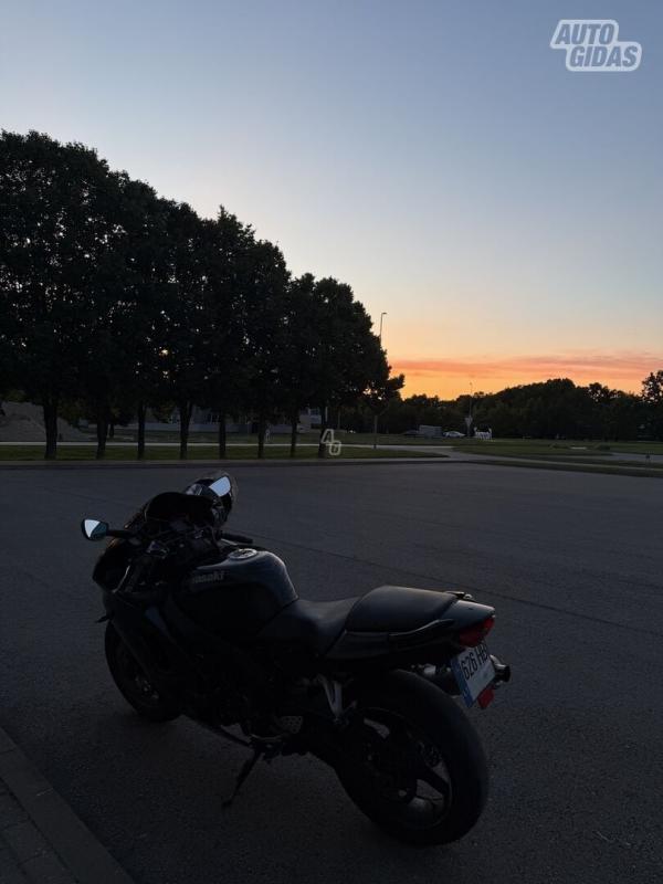 Melns Kawasaki Zx-6R 1999 Kauņa, ar dzinēja tilpumu 0.60 L un nobraukumu 40 tūkst. km par 1250 €, foto 7 vietnē AUTOMOTO.COM.LV