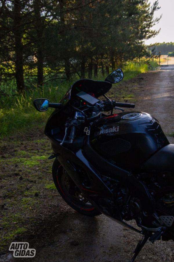 Melns Kawasaki Zx-6R 1999 Kauņa, ar dzinēja tilpumu 0.60 L un nobraukumu 40 tūkst. km par 1250 €, foto 10 vietnē AUTOMOTO.COM.LV