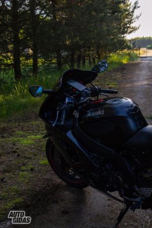 Melns Kawasaki Zx-6R 1999 Kauņa, ar dzinēja tilpumu 0.60 L un nobraukumu 40 tūkst. km par 1250 €, foto 10 vietnē AUTOMOTO.COM.LV