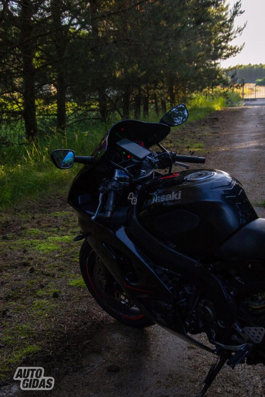 Melns Kawasaki Zx-6R 1999 Kauņa, ar dzinēja tilpumu 0.60 L un nobraukumu 40 tūkst. km par 1250 €, foto 10 vietnē AUTOMOTO.COM.LV