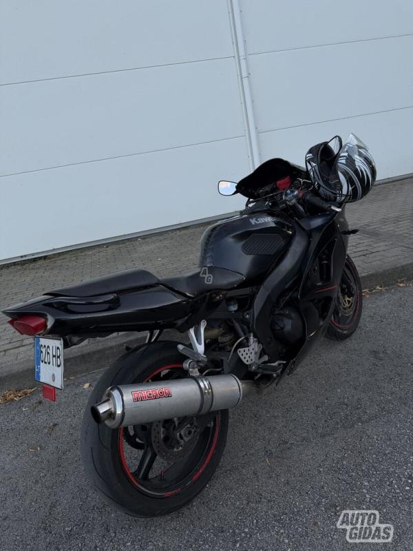 Melns Kawasaki Zx-6R 1999 Kauņa, ar dzinēja tilpumu 0.60 L un nobraukumu 40 tūkst. km par 1149 €, foto 1 vietnē AUTOMOTO.COM.LV