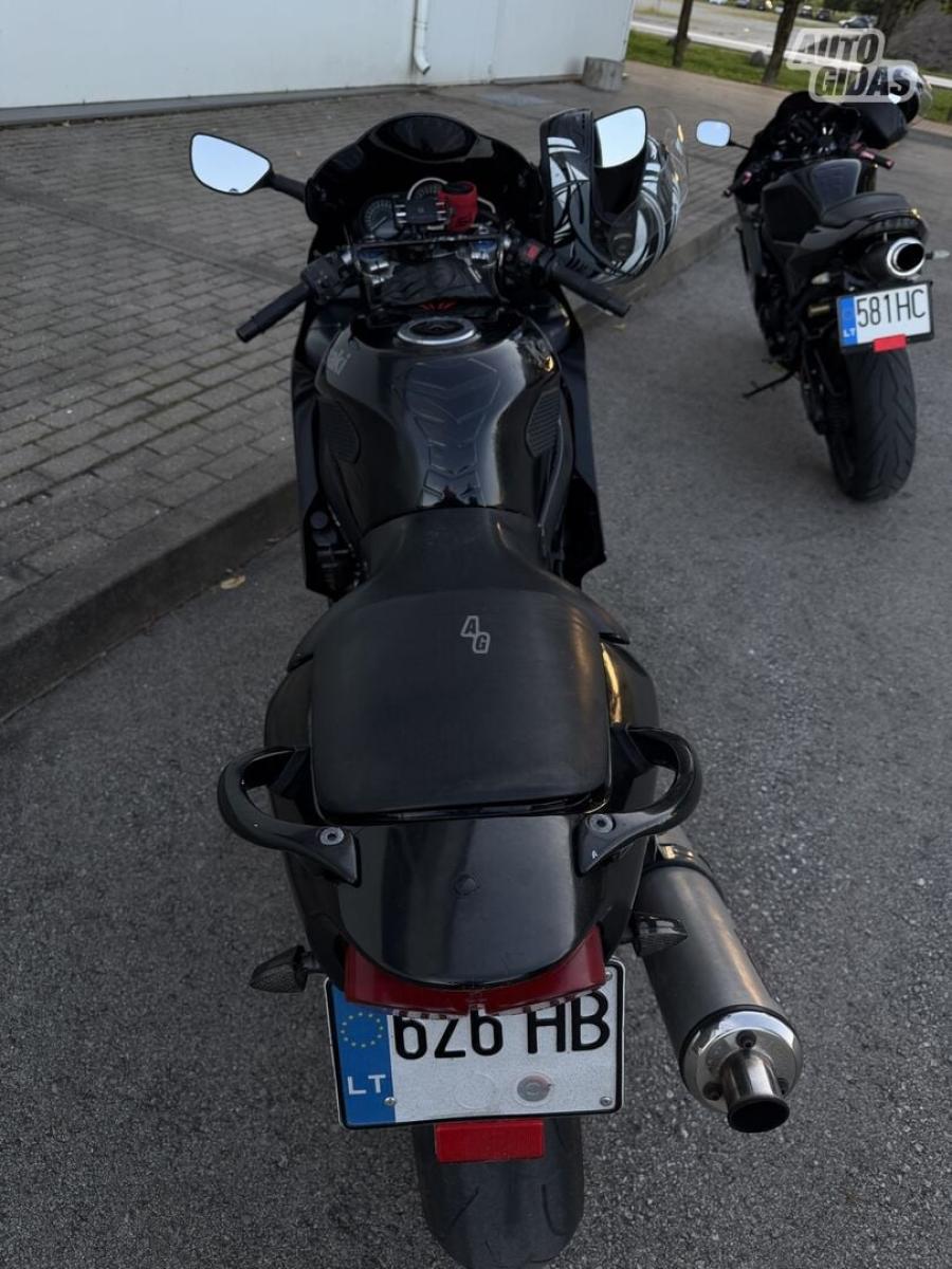 Black Kawasaki Zx-6R 1999 in Kaunas, with an engine capacity of 0.60 L and mileage of 40 thousand km for 1149 €, photo 3 on AUTOMOTO.COM.LV