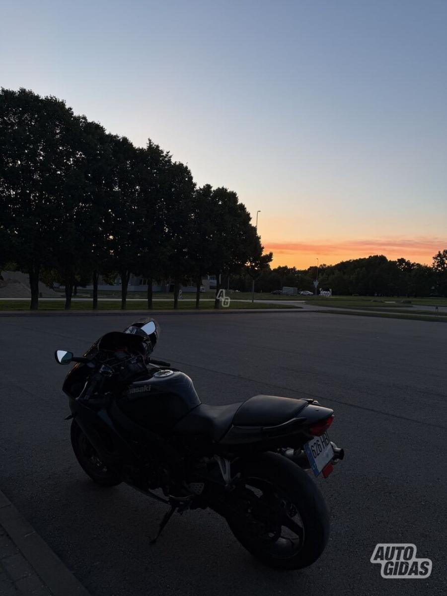 Black Kawasaki Zx-6R 1999 in Kaunas, with an engine capacity of 0.60 L and mileage of 40 thousand km for 1149 €, photo 7 on AUTOMOTO.COM.LV