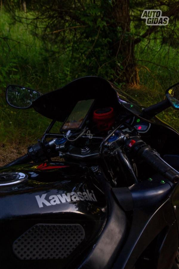 Melns Kawasaki Zx-6R 1999 Kauņa, ar dzinēja tilpumu 0.60 L un nobraukumu 40 tūkst. km par 1149 €, foto 8 vietnē AUTOMOTO.COM.LV