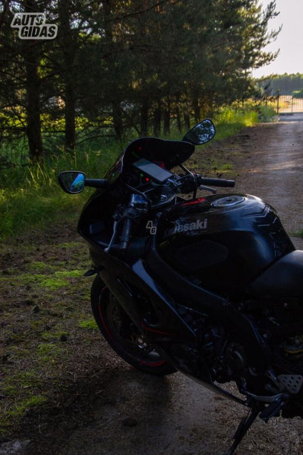 Melns Kawasaki Zx-6R 1999 Kauņa, ar dzinēja tilpumu 0.60 L un nobraukumu 40 tūkst. km par 1149 €, foto 10 vietnē AUTOMOTO.COM.LV
