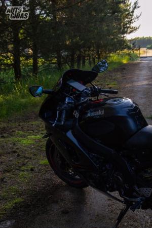 Black Kawasaki Zx-6R 1999 in Kaunas, with an engine capacity of 0.60 L and mileage of 40 thousand km for 1149 €, photo 10 on AUTOMOTO.COM.LV