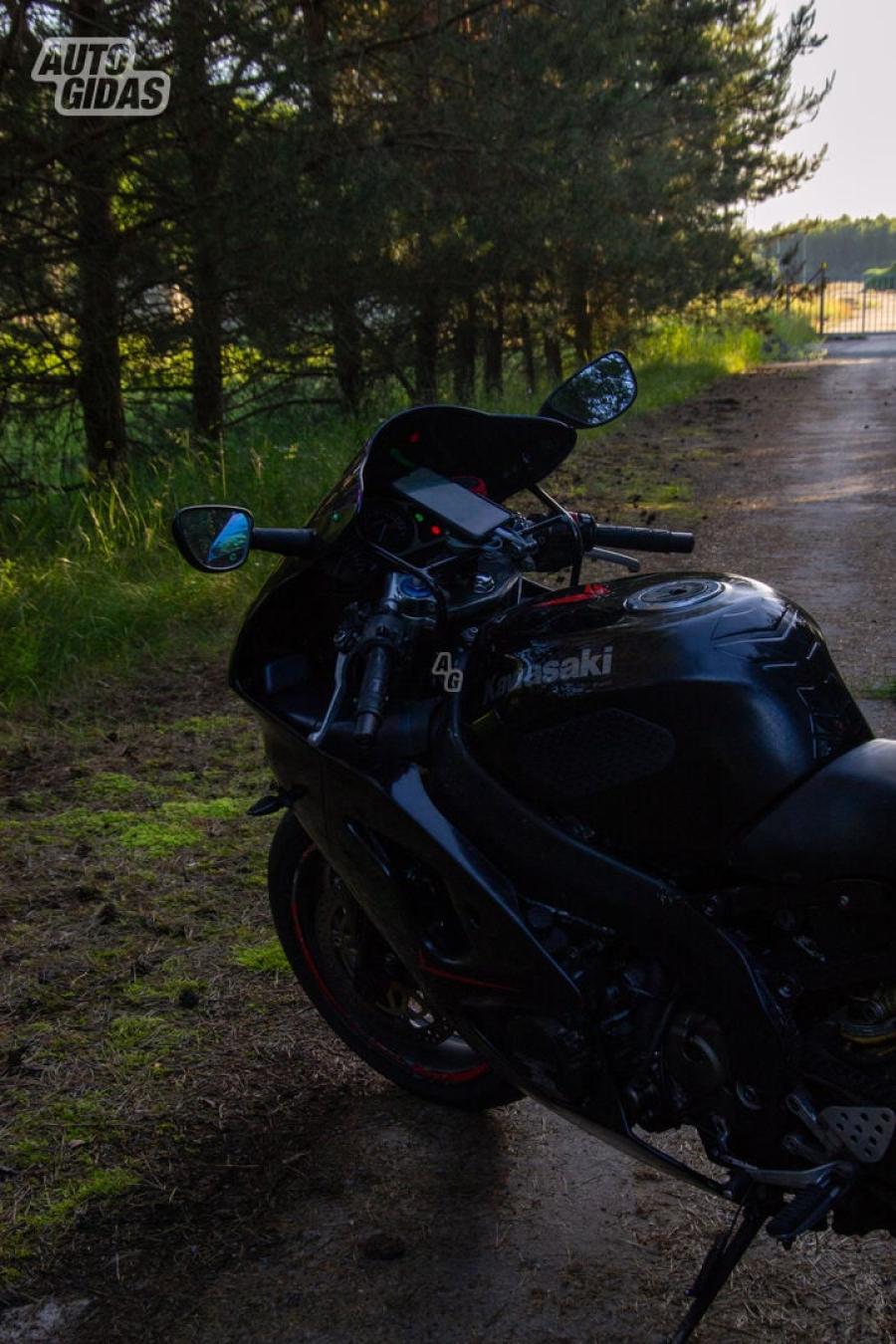Black Kawasaki Zx-6R 1999 in Kaunas, with an engine capacity of 0.60 L and mileage of 40 thousand km for 1149 €, photo 10 on AUTOMOTO.COM.LV