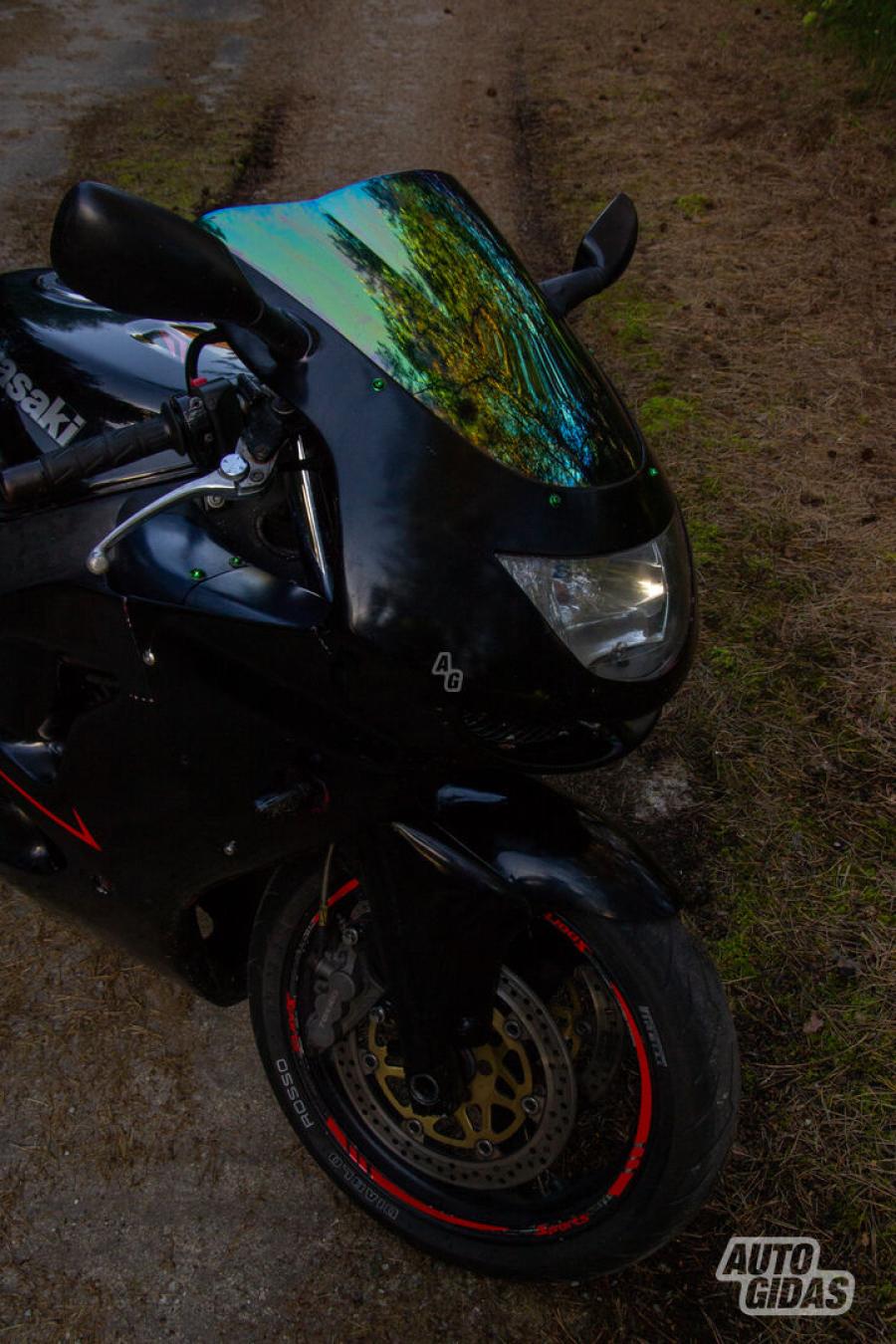 Black Kawasaki Zx-6R 1999 in Kaunas, with an engine capacity of 0.60 L and mileage of 40 thousand km for 1149 €, photo 11 on AUTOMOTO.COM.LV