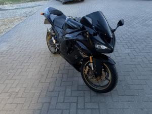 Melns Kawasaki Zx-6R 2006 Kauņa, ar dzinēja tilpumu 0.64 L un nobraukumu 34 tūkst. km par 3400 €, foto  vietnē AUTOMOTO.COM.LV