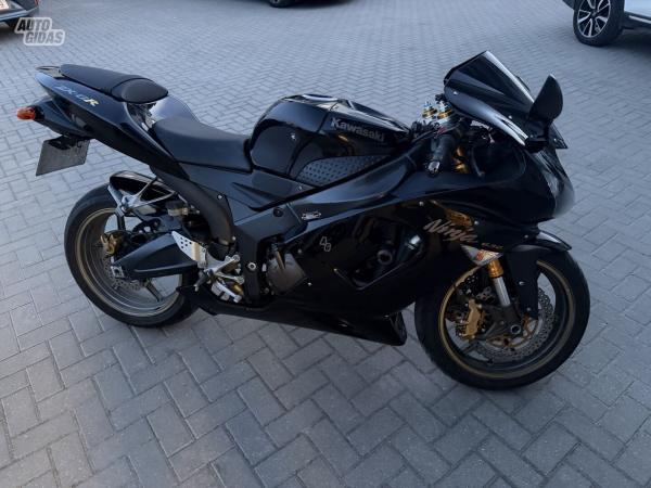 Melns Kawasaki Zx-6R 2006 Kauņa, ar dzinēja tilpumu 0.64 L un nobraukumu 34 tūkst. km par 3400 €, foto 2 vietnē AUTOMOTO.COM.LV